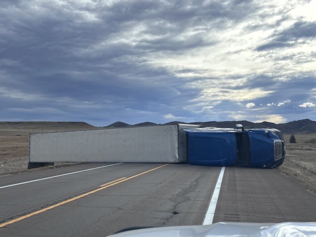Ráfagas de Viento en Colorado: Tráilers Volcados y Cierres de ...